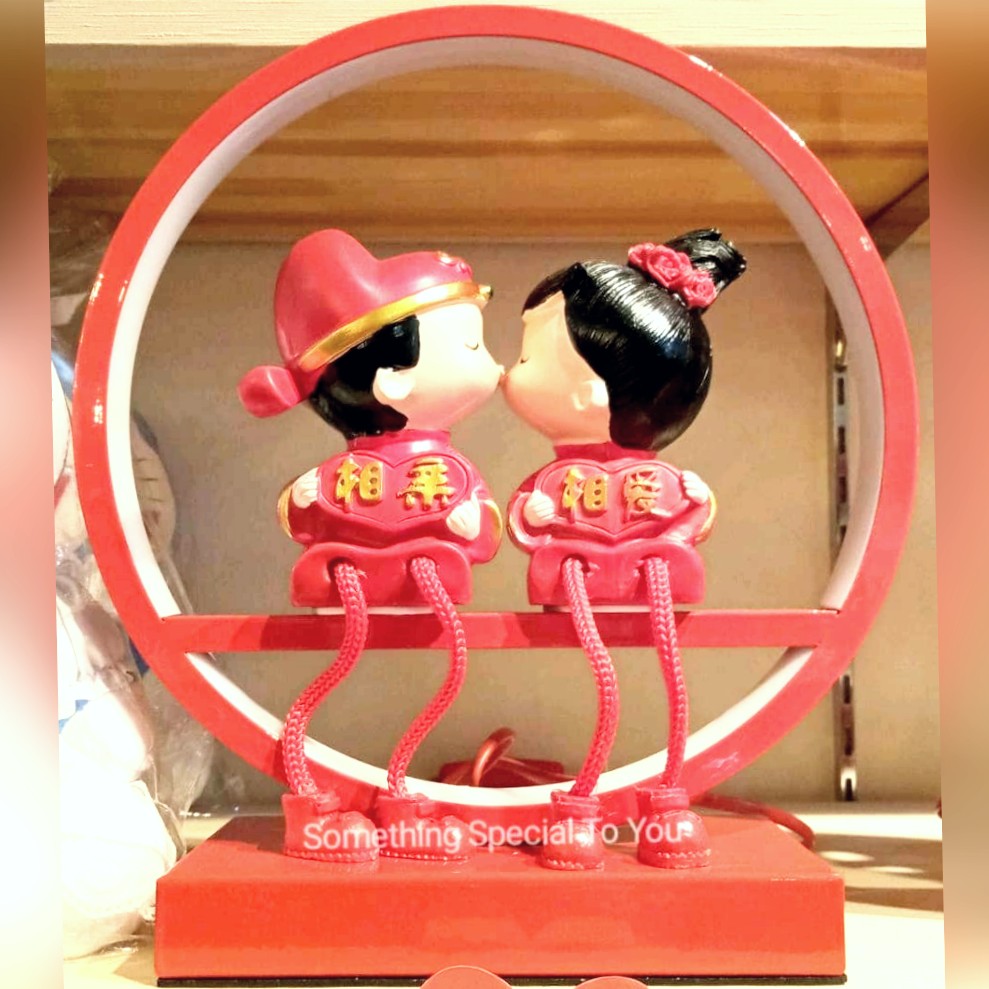 Wedding Lamp: Kissing Couple